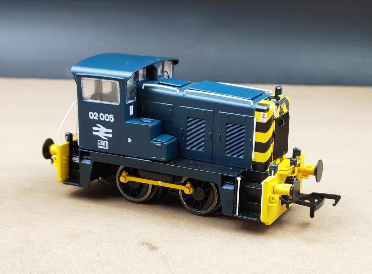4240402 - BR Class 02 005 BR Blue w/Wasp Stripes & Yellow Bufferbeam ...
