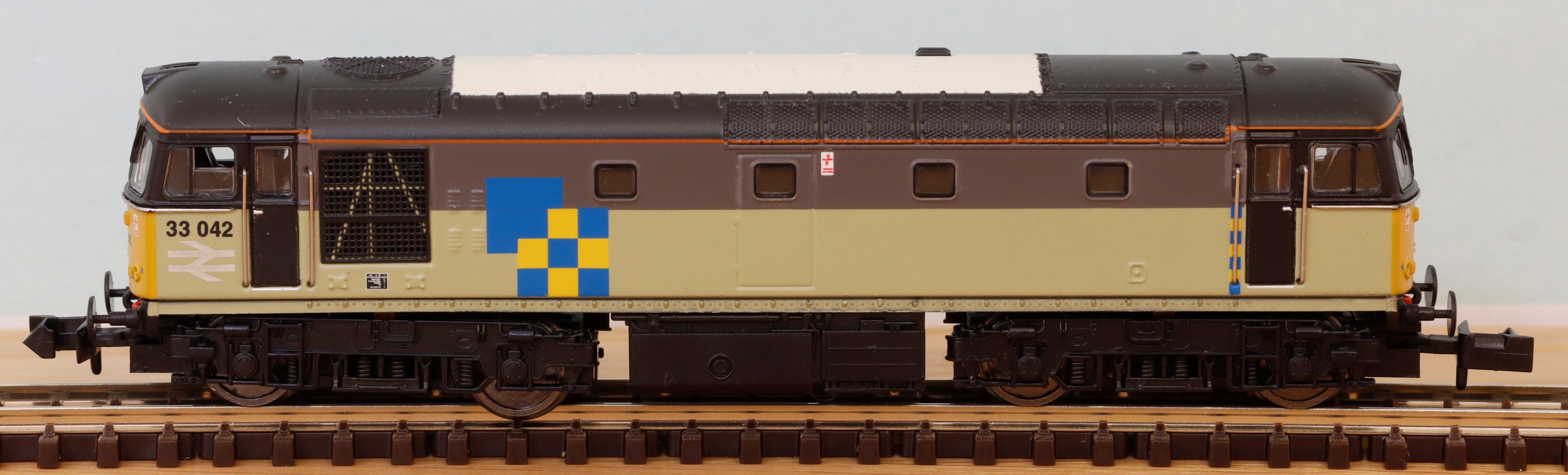 2D-001-007 Dapol Class 33/0 33042 in Railfreight Construction sector t ...