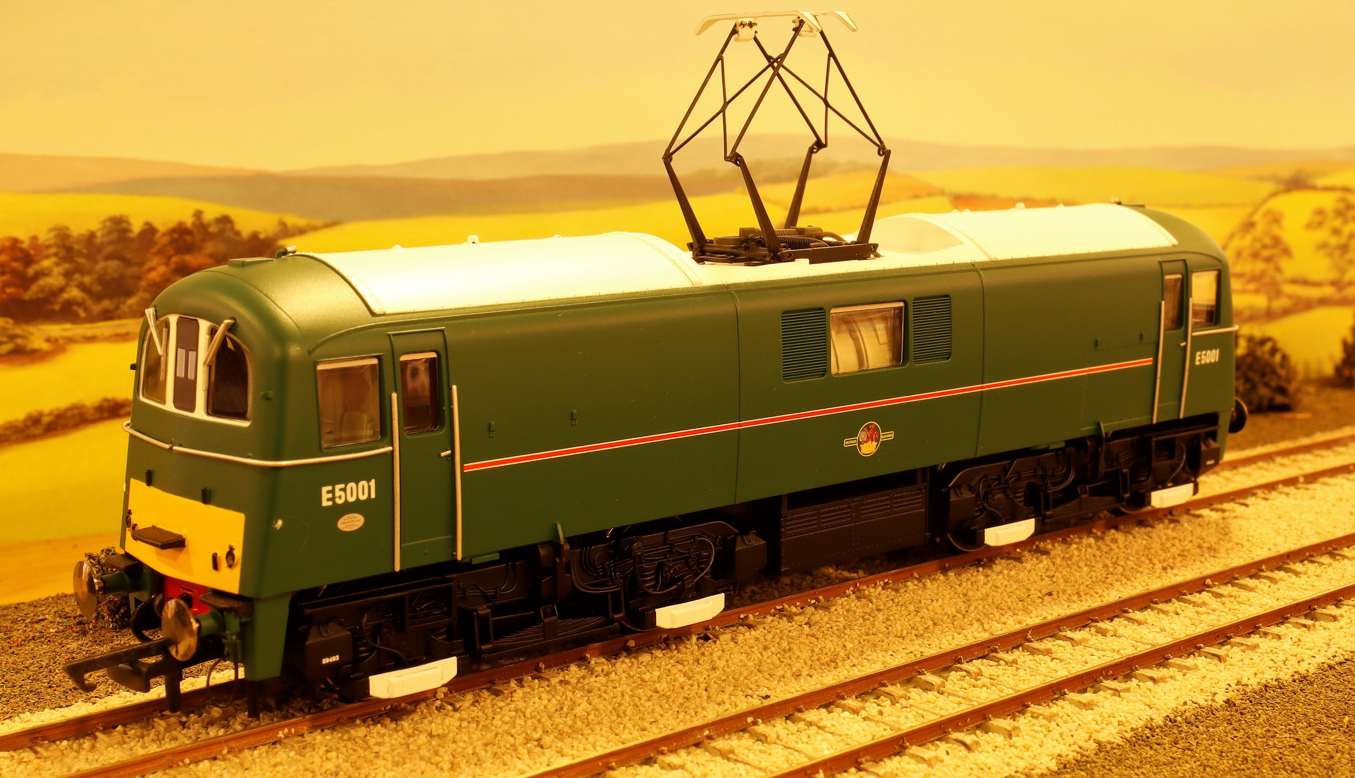 R3373 Hornby Class 71 E5001 in BR Green with small yellow panels – The Model Railway Shop