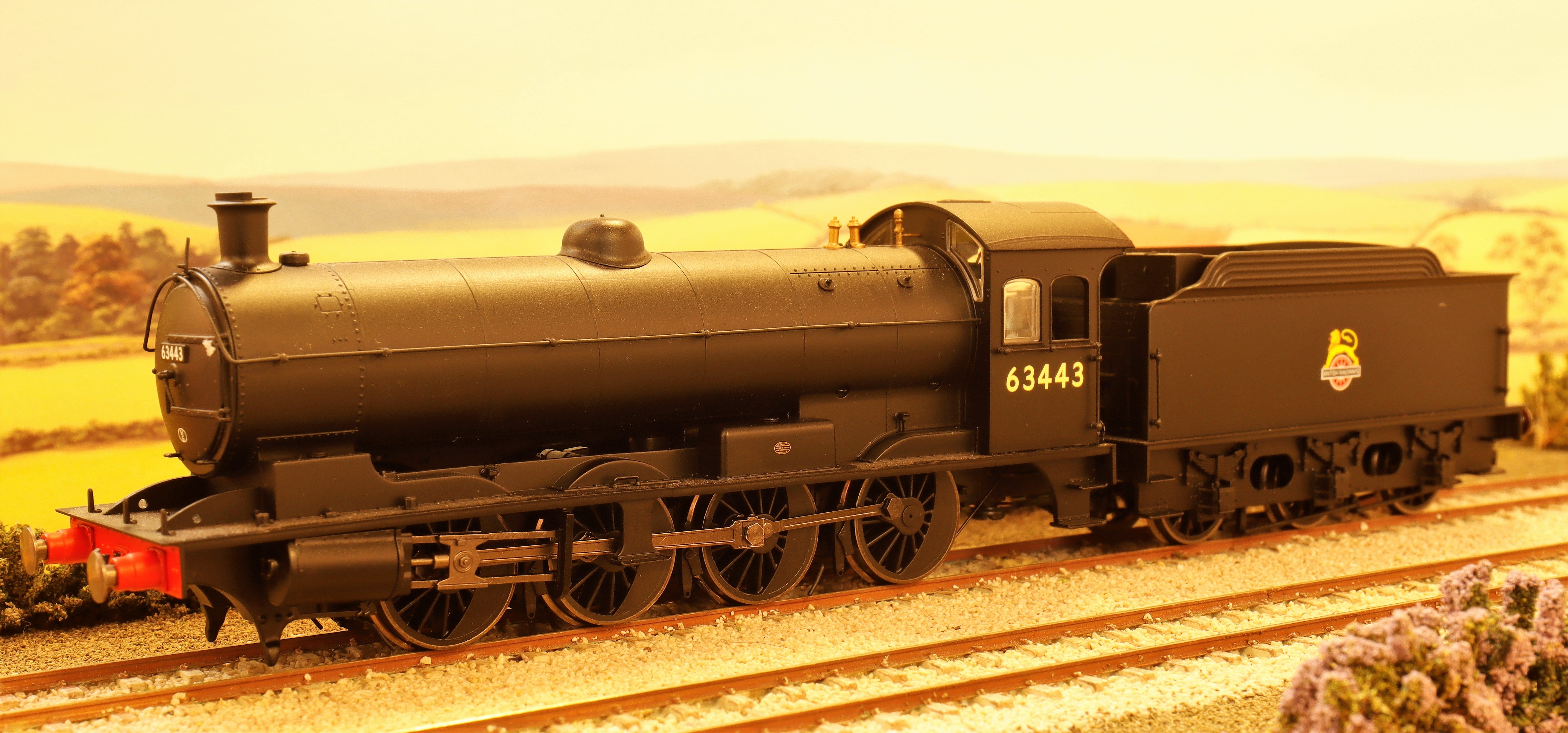 R3425 Hornby Class Q6 Raven 0-8-0 63443 in BR Black with early emblem ...